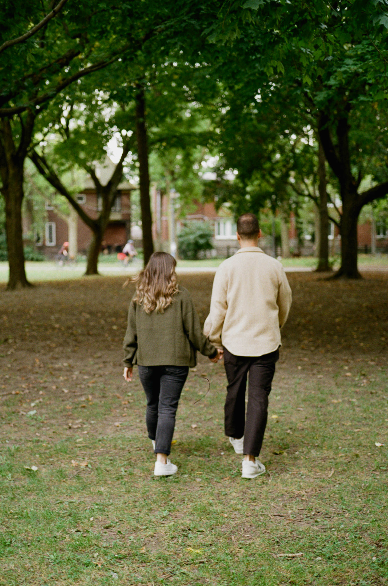 Trinity Bellwoods Engagement: Pizza, Pints & Film - jennifervansonphoto.com